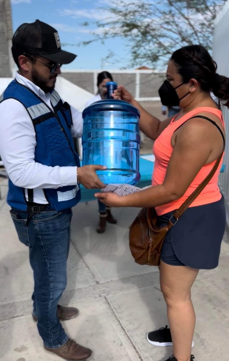 ENTREGAN GARRAFONES LLENOS A CLIENTES CUMPLIDOS – El Dictamen de Ojinaga